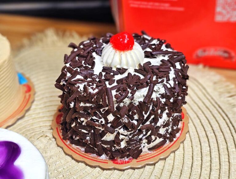 TO BUY OR NOT TO BUY: Red Ribbon’s new Petite Cakes in 3 different flavors – Manila Millennial